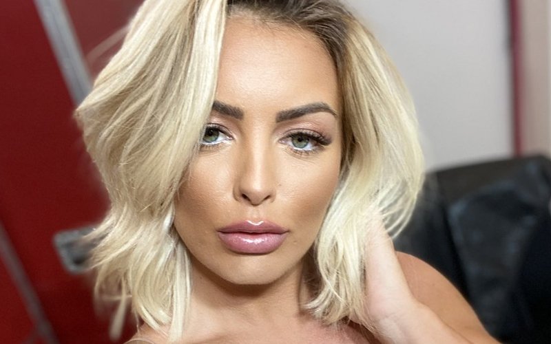 Photo Mandy Rose Relaxing On The Beach In Her Bikini
