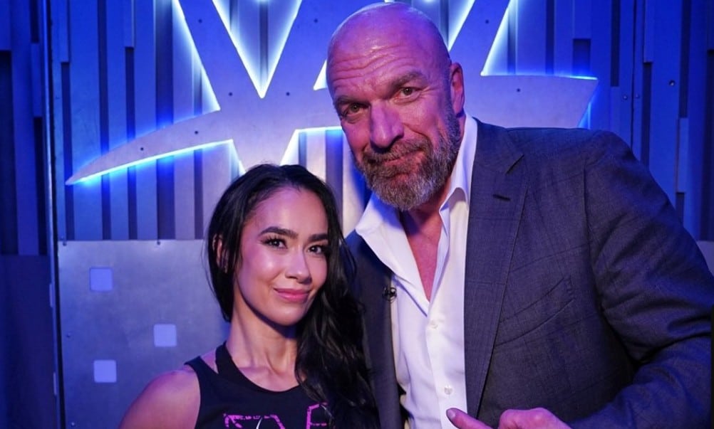 Watch: AJ Lee Signs WWE Contract Following SmackDown Return | PWMania - Wrestling News